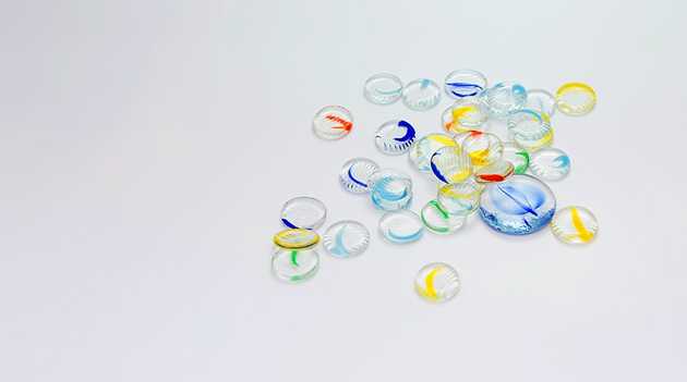 おはじき - Ohajiki (Flattened marbles) | 英語対訳で読む日本の文化